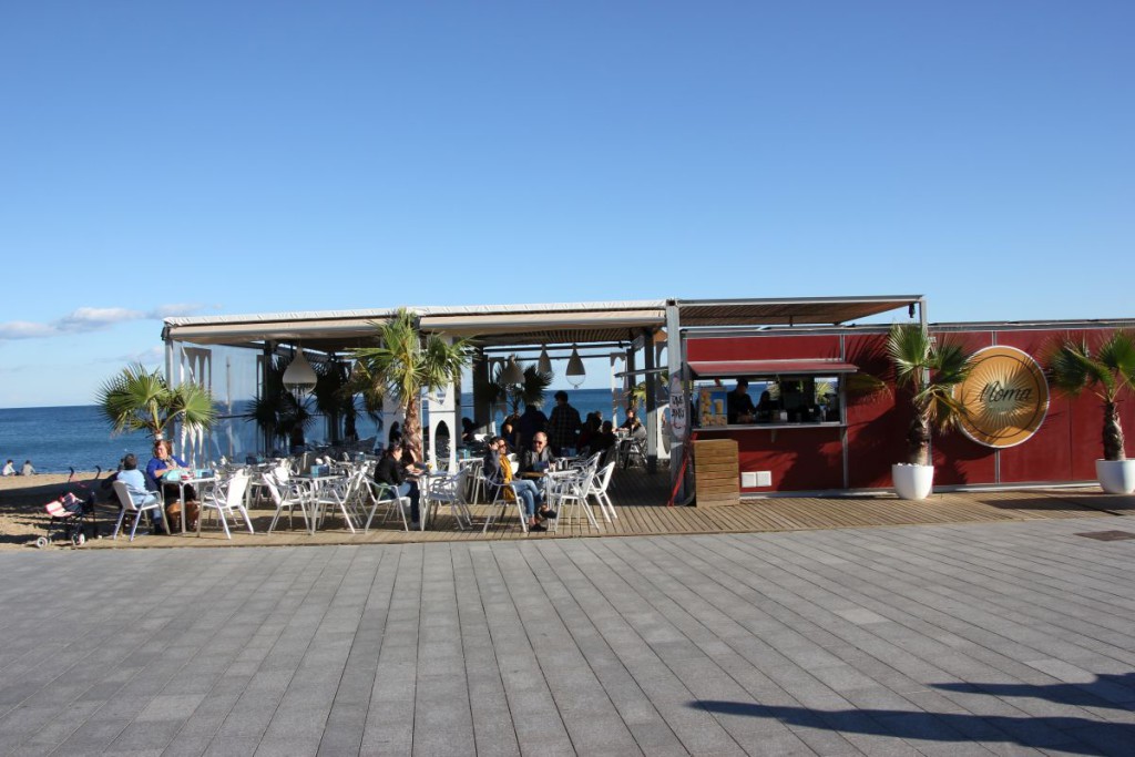 Moma Beach Bar am Strand von Barcelona | Reiselurch.de