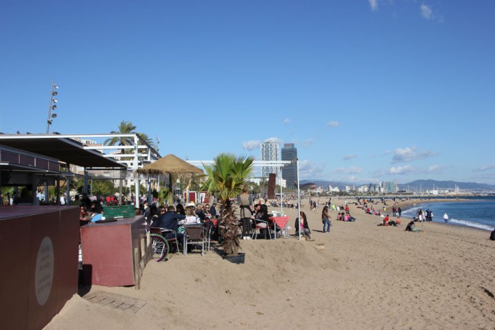 Moma Beach Bar am Strand von Barcelona | Reiselurch.de
