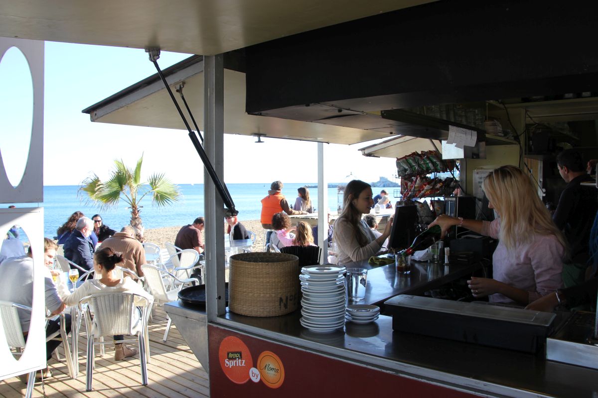 Moma Beach Bar am Strand von Barcelona | Reiselurch.de